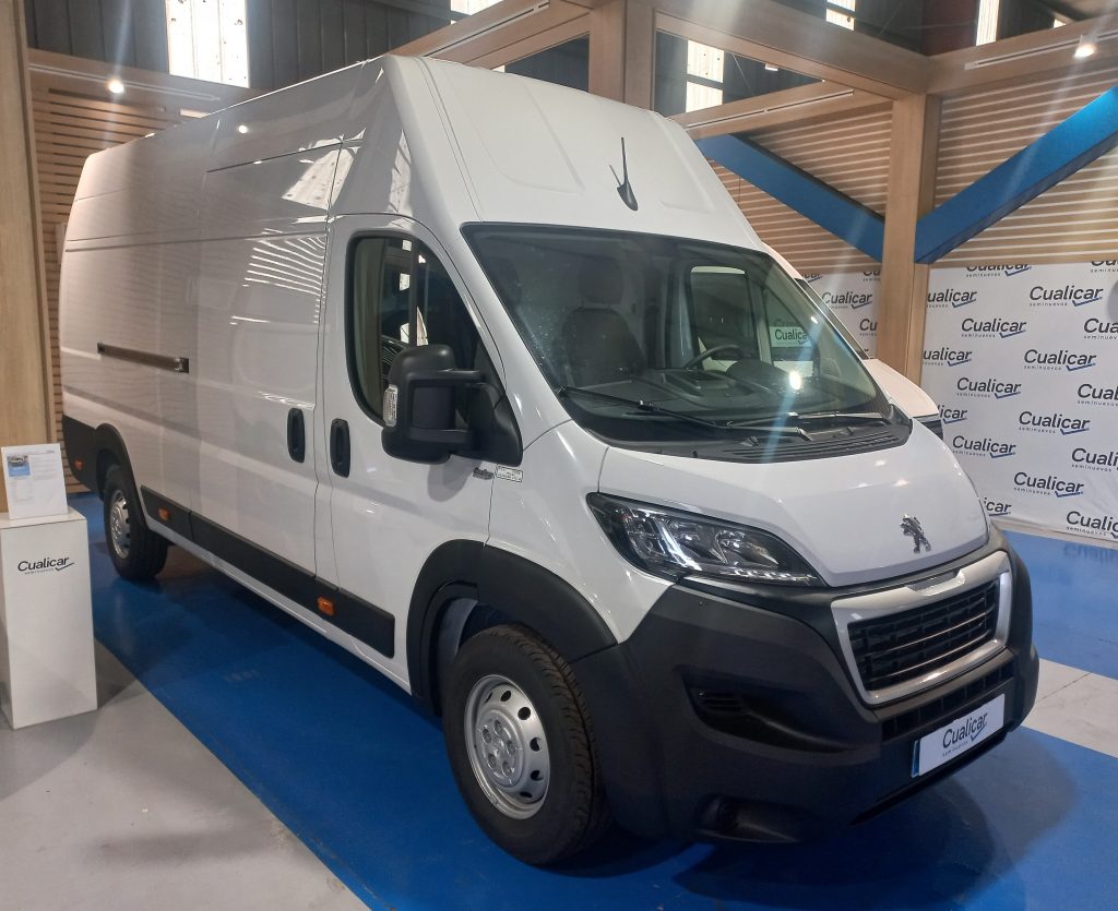 Vehículo de ocasión PEUGEOT BOXER L4H3 BHDI 165 S&S 6 Vel. MAN en Galicia